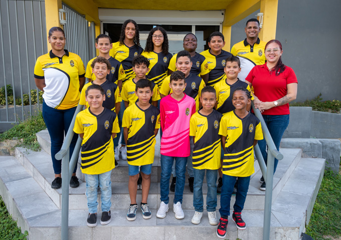 Aruba Bank supports sports with donation of soccer team uniform